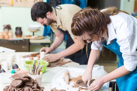 도자기 개념 전문 세라미스트 또는 클레이 메이커 워크샵에서 테이블에 클레이 준비의 과정 동안 수평 샷 18 19세에 대한 스톡 사진 및 기타 이미지 Istock