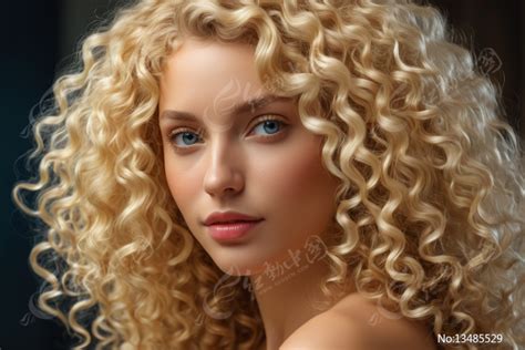 金发女子卷发蓝眼睛摆出姿势拍照高清图片下载 红动中国