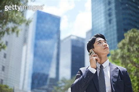 비즈니스 비즈니스 주제 비즈니스맨 사업가 통화중 움직이는활동 스마트폰 휴대폰 전화기 커뮤니케이션 피로 물체묘사 스트레스 스트레스 컨셉