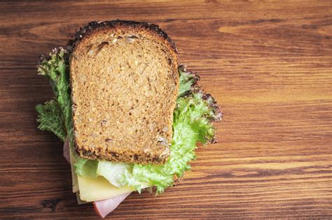 나무 보드에 햄 치즈 토마토 샐러드 양상추와 샌드위치 상위 뷰 건강한 식생활에 대한 스톡 사진 및 기타 이미지 건강한 식생활 고기 구운 식품 Istock