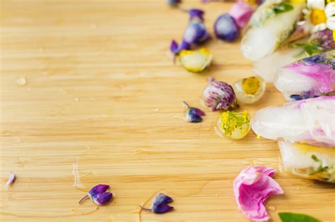 꽃 얼음 팝과 텍스트 공간이있는 신선한 여름 꽃 나무 배경에 얼음 마음과 아이스캔디를 녹여 다채로운 야생화 안녕하세요 여름 개념 크리에이티브 이미지 결정체에 대한 스톡 사진