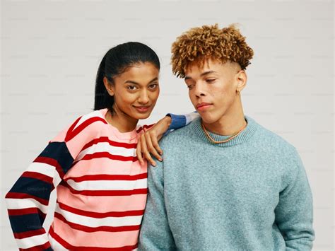 나란히 서 있는 남자와 여자 사진 Unsplash의 부부 이미지