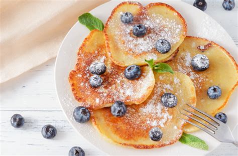 블루베리 가루 설탕 민트가 있는 팬케이크 흰색 배경 상단 뷰의 베이지 색 냅킨 0명에 대한 스톡 사진 및 기타 이미지 0명 가루 설탕 건강한 생활방식 Istock