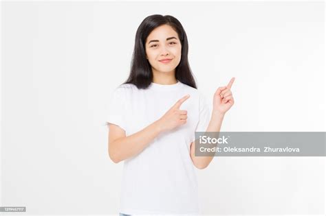 흰색 템플릿과 빈 배경에 고립 된 손가락으로 복사 공간을 가리키는 여름 티셔츠를 입은 젊은 아시아 여성의 초상화 20 24세에 대한 스톡 사진 및 기타 이미지 Istock