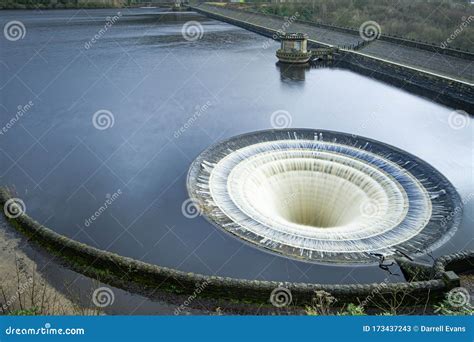 Ladybower Reservoir Bell Mouth Overflow Stock Image Image Of Hole