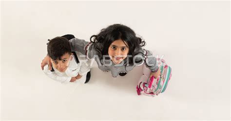 مفهوم العلاقة الودية بين الأخوات الاستعداد للعام الدراسي الجديد