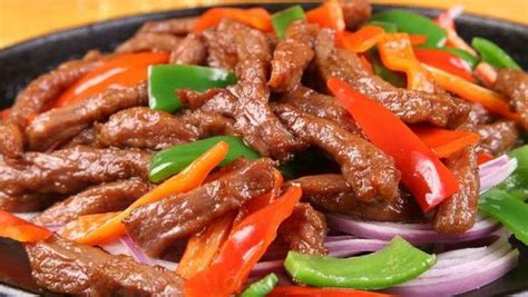 帅哥教您做小炒牛柳牛肉外酥里嫩看着就很有食欲快来学 美食 美味食谱 好看视频
