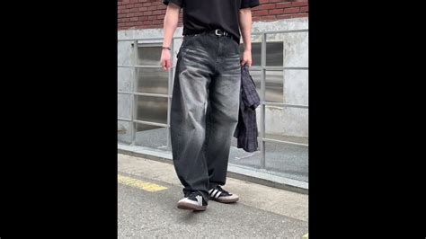 남자 코디 풍성한 실루엣 빈티지한 컬러감 와일드한 캣브러쉬 워싱 커브드 와이드 데님 팬츠 청바지 흑청 봄코디 여름코디 남자쇼핑몰 남친룩 데이트룩 한남