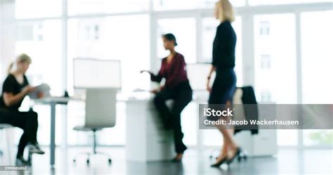 흐리게 사무실에서 사업가들과 만나고 팀워크를 통해 계획 피드백 및 교육 과정을 진행할 수 있습니다 프로젝트 관리자 개발 및