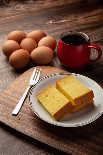 맛있는 슬라이스 버터 케이크와 커피 한 잔 나무 배경에 신선한 달걀을 곁들인 접시 갈색에 대한 스톡 사진 및 기타 이미지 갈색 구멍이 많은 노랑 Istock
