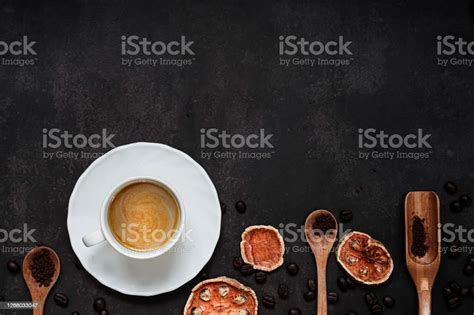 검은 색 배경에 커피와 커피 구성의 컵 공간을 복사합니다 맨 위 보기입니다 플랫 레이 0명에 대한 스톡 사진 및 기타 이미지 Istock