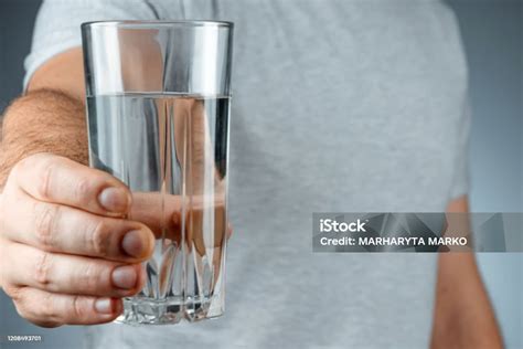 회색 배경에 남성 손에 순수한 미네랄 워터와 유리 컵 클로즈업 약물 치료 치료 건강한 음료 개념에 대한 스톡 사진 및 기타 이미지 Istock