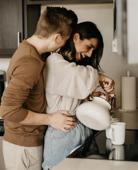 عکس دختر و پسر در آغوش هم روی تخت عکس عاشقانه زن و شوهر در آغوش هم