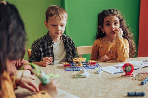 교실에서 디지털 기기를 사용하여 전자 생성자를 가지고 노는 다민족 아이들의 그룹 Stem교육 취미 기술 개념 4 5세에 대한 스톡 사진 및 기타 이미지 Istock