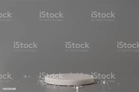 회색 배경에 작은 크리스탈흰색 대리석 연단 제품 화장품 프리젠 테이션연단 창조적 인 조롱 미용 제품을 위한 받침대 또는 플랫폼 0명에 대한 스톡 사진 및 기타 이미지