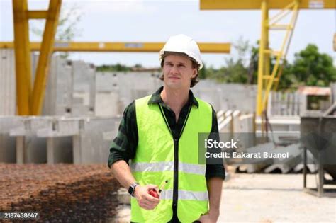 안전모를 쓴 젊은 엔지니어가 건설 현장에서 작업을 검사하는 공장에서 강철에 대한 스톡 사진 및 기타 이미지 강철 개발 건설 산업 Istock