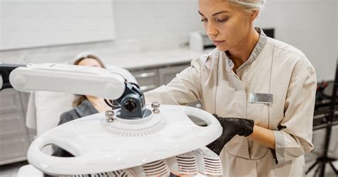 의사는 고급 의료 사무실에서 젊은 여성 고객을 위해 광선 요법을 이끌었습니다 힐라이트 치료의 개념 사진 Unsplash의 우크라이나 이미지