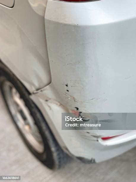 타이어 위의 뒷바퀴 아치 위의 흰색 자동차 리어 범퍼에 프라이머 긁힌 자국 주차 사고 전경에 초점을 맞춘 클로즈업 이미지 0명에 대한 스톡 사진 및 기타 이미지 Istock