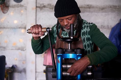 기계 수동 기계 및 작업장에서 중소기업을 위한 제품을 제조하는 사람 그의 보석 생산 공장에서 일하는 엔지니어 기계공 및 전문 산업 노동자 40 44세에 대한 스톡 사진 및
