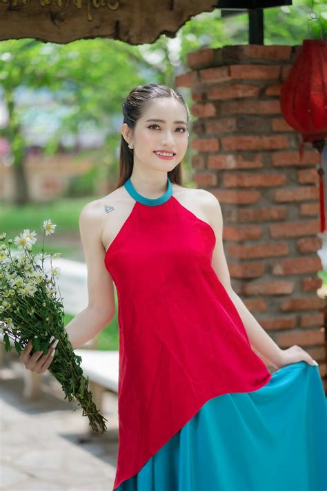 경치 좋은 배경 꽃다발 다채로운 문화 미소 짓는 민소매 드레스 밝은 색 벽돌 벽 부케 블루 드레스 빨간 드레스 빨간색과 파란색 사진 촬영 스타일