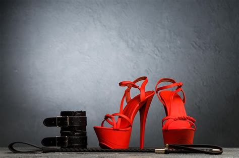 Bdsm Outfit F R Sexspiele F R Erwachsene Rote Hochhackige Striptease Schuhe Und Handschellen