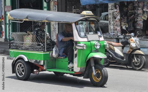 Tuk Tuk Tuc Tuc Es El Transporte Típico En Bagkok Tailandia Foto De