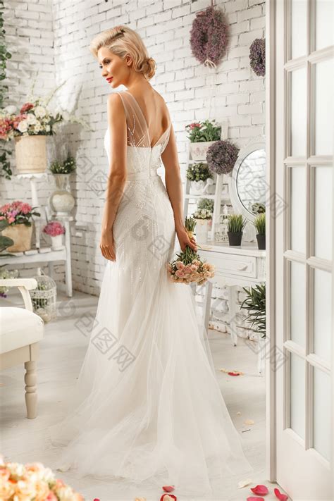 美丽的女人穿着婚纱摆姿势图片 包图网企业站