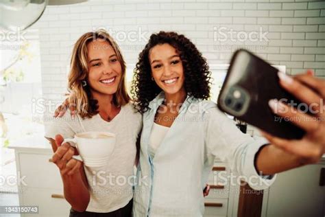 혼합 인종 여성 친구 복용 셀카 에 부엌 와 스마트폰 마시는 뜨거운 커피 Brand Name Smart Phone에 대한 스톡 사진 및 기타 이미지 Brand Name