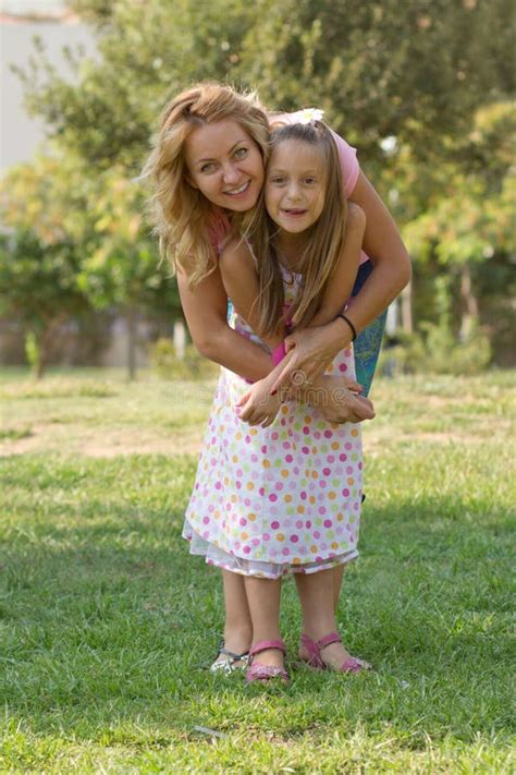 Mamã E Sua Filha No Parque Imagem De Stock Imagem De Sorriso 27439949