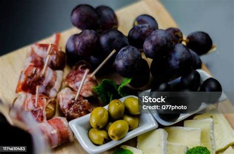 다양한 치즈와 스낵 맛있는 지중해 음식과 함께 제공되는 그린 올리브 건강한 식생활에 대한 스톡 사진 및 기타 이미지 건강한 식생활 날것 다양 Istock