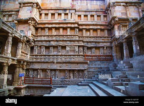 Geschnitzte Götzen Auf Der Inneren Wand Und Säulen Der Rani Ki Vav Ein