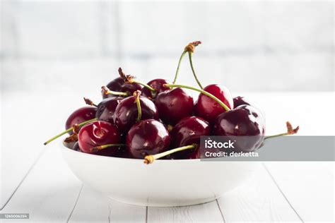 접시에 잘 익은 육즙 체리 베리 흰색 배경입니다 공간을 복사합니다 0명에 대한 스톡 사진 및 기타 이미지 0명 개체 그룹 건강한 생활방식 Istock