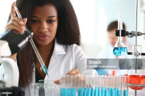 그들과 함께 일하는 플라스크에 현미경과 액체를 가진 실험실에 있는 아프리카 여자 실험실에 대한 스톡 사진 및 기타 이미지 실험실 과학 실험 검사 보기 Istock