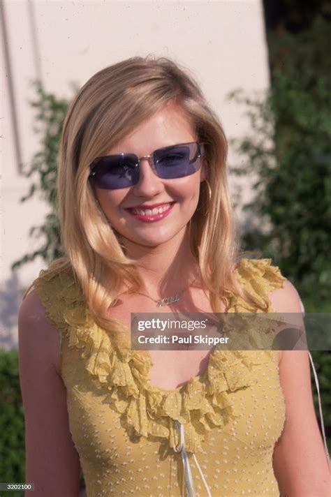 American Actor Kirsten Dunst Smiles Outdoors At The 6th Annual News