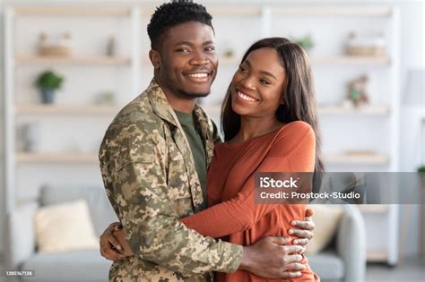 젊은 아프리카 계 미국인 남성 군인과 아내의 초상화 집에서 포옹 퇴역군인에 대한 스톡 사진 및 기타 이미지 퇴역군인 군사