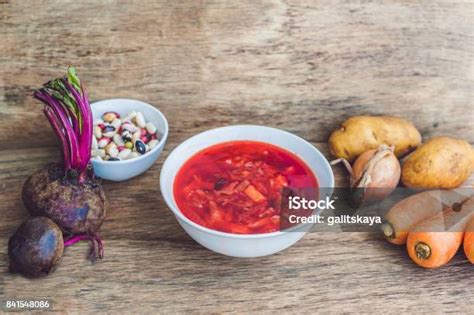 오래 된 나무 배경에서 전통적인 우크라이나 러시아 야채 보르시 수프 고기에 대한 스톡 사진 및 기타 이미지 고기 끓는 물에 삶기 딜 허브 Istock