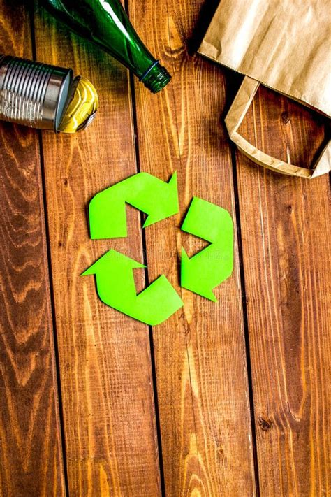 Símbolo De Reciclaje De Residuos Con Basura Sobre Fondo De Madera Maquillaje Superior Foto De