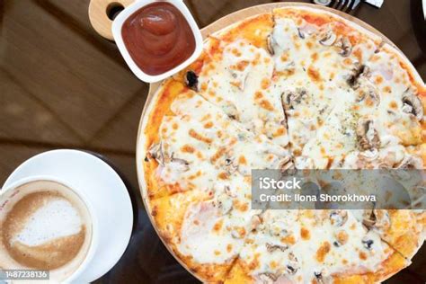 길거리 카페의 유리 테이블에 모짜렐라 치즈를 곁들인 이탈리안 치킨 피자 0명에 대한 스톡 사진 및 기타 이미지 0명 거리 고기 Istock