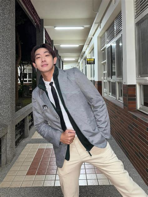小時候嚷嚷著想趕快長大 長大了又想回到過去 我們為什麼都要這麼矛盾呢？ 學生是很幸福的 這句話開始懂了
