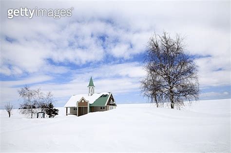 나무 교회 종교 기독교 건축 고건축 건물 풍경 풍경[경치] 전경 실외 겨울 눈 눈[날씨] 설경 비에이 북해도 일본 해외 여행 아시아 폭설 하늘 구름 평원 들판 논밭 밭 구릉