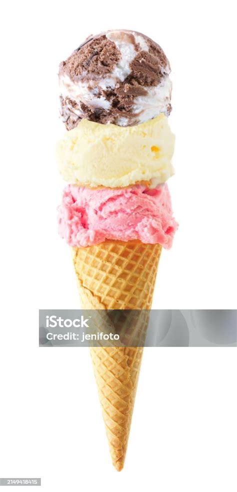 트리플 스쿱 아이스크림 콘은 흰색 배경에 고립되어 있습니다 초콜릿 헤븐 해시 바닐라 딸기 맛이 와플 콘에 담겨 있습니다 아이스