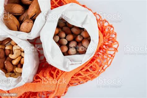 쇼핑 식료품의 종이 봉투에 테이블에 견과류의 다양한 종류의 최고 보기 가방에 대한 스톡 사진 및 기타 이미지 가방 갈색