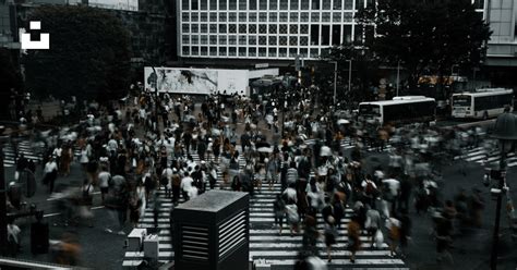 거리를 가로 질러 걷는 많은 사람들 사진 Unsplash의 무료 도쿄 이미지
