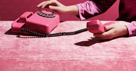 분홍색 소녀 같은 개념에 고립된 벨루어 천에 복고풍 전화기를 사용하는 여성의 자른 모습 사진 Unsplash의 한 명의 여성만 이미지