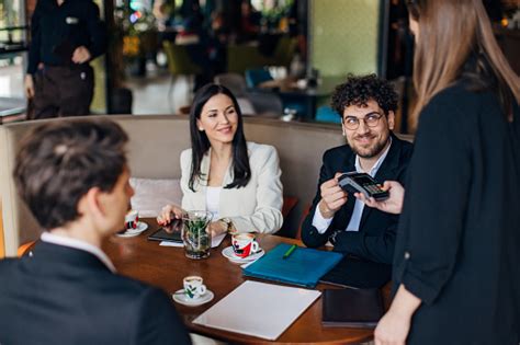 신용 카드로 커피숍에서 비접촉식 결제를 하는 쾌활한 사업가 사업가에 대한 스톡 사진 및 기타 이미지 사업가 탭 투 페이 25 29세 Istock