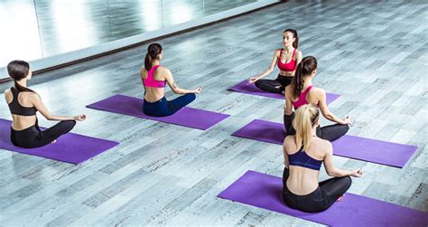 젊은 미소 로터스 위치에서 강사와 함께 요가 수업을 연습 하는 스포티 한 매력적인 여성 그룹 2015년에 대한 스톡 사진 및 기타 이미지 Istock