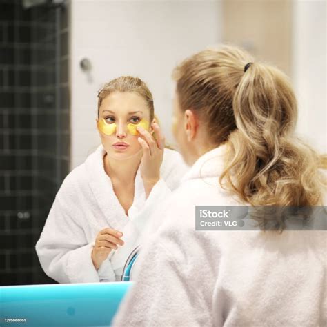 노화 방지 눈 치료 얼굴 마스크를 적용 하는 그의 언더 아이 주름을 돌보는 여자 다크 서클눈 패치 45 49세에 대한 스톡 사진