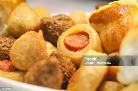 매크로 사진의 베이킹 안에 있는 다양한 브라질 간식 브라질 음식 간식 전채 짠 간식 짭짤한 음식에 대한 스톡 사진 및 기타 이미지 Istock