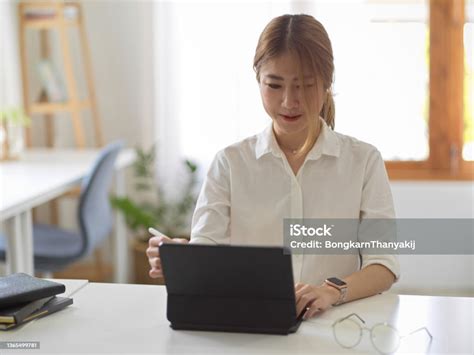 직장에서 디지털 태블릿 컴퓨터를 사용하는 사업가 또는 여성 25 29세에 대한 스톡 사진 및 기타 이미지 25 29세 경영자 대학생 Istock