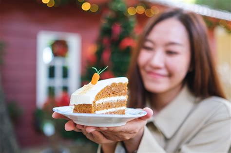 크리스마스 파티에서 당근 케이크 접시를 들고 있는 여성의 흐릿한 이미지 여자에 대한 스톡 사진 및 기타 이미지 여자 쥠 케이크 Istock